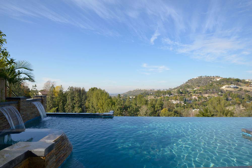 Infinity Edges | California Pools